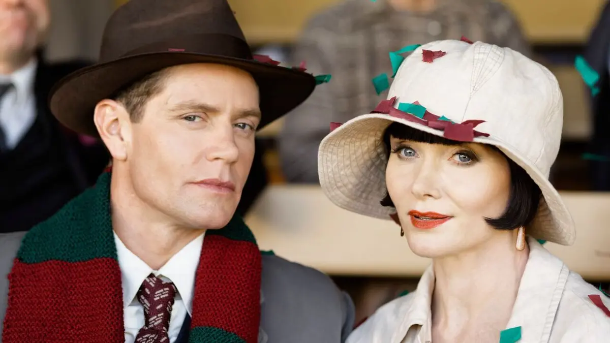 Miss Fisher enquête S01E04 Du sang sur les docks (Série) où…